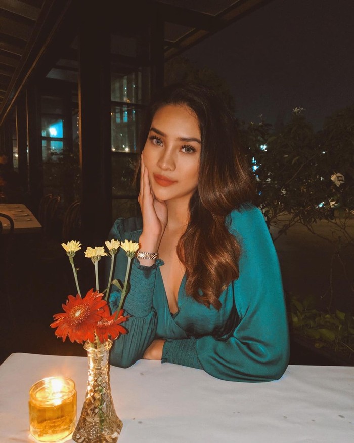 Pose Seksi Anya Geraldine saat Nongkrong di Kafe Instagenik