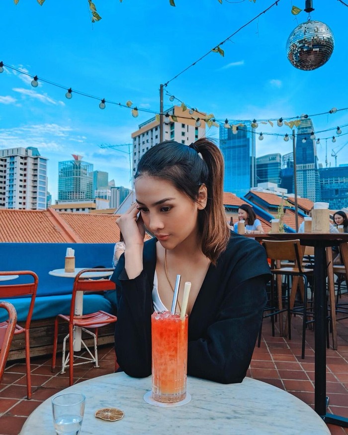 Pose Seksi Anya Geraldine saat Nongkrong di Kafe Instagenik