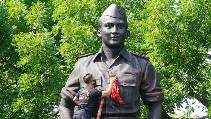 Monumen Mayor Achmadi Dibersihkan