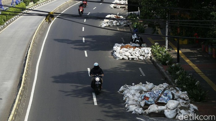 Lagi-lagi Proyek Galian Bikin Sempit Jalan Otista