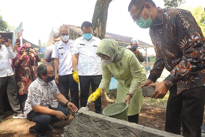 Kemnaker-Kemendes Salurkan Bantuan Jaring Pengaman Sosial di Cianjur Kemnaker-Kemendes Salurkan Bantuan Jaring Pengaman Sosial di Cianjur