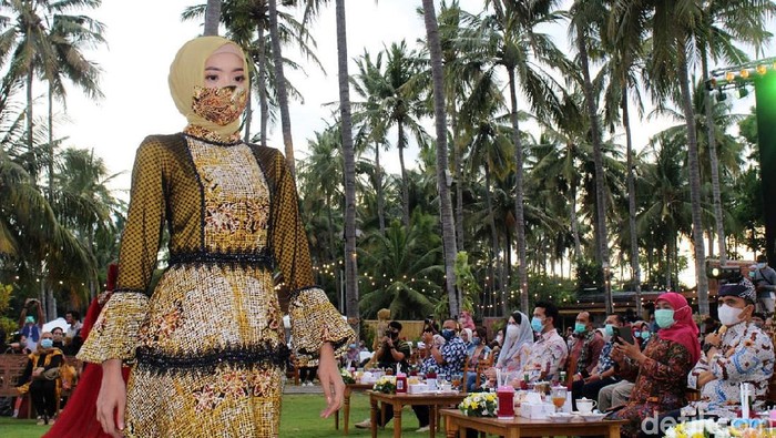 East Java Fashion Harmony Pamerkan Batik dan Keindahan Pantai Solong