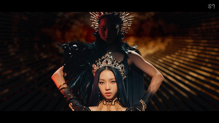 Foto-foto Karina aespa untuk Debut Black Mamba