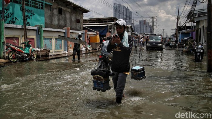 Potret Para Pencari Rezeki di Tengah Banjir Rob Muara Angke