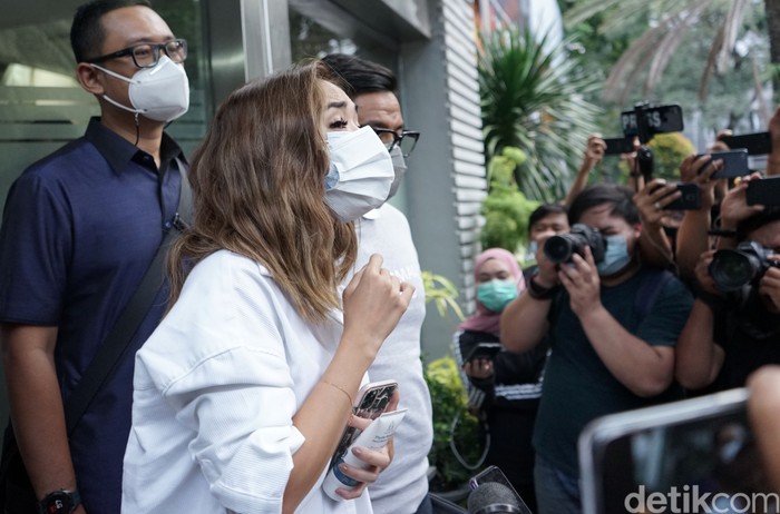 Gisella Anastasia Teriak saat Bertemu Awak Media