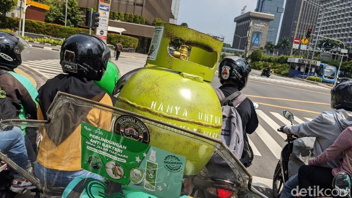 Gokil, Driver Ojol Ini Pakai Helm 'Gas Melon'