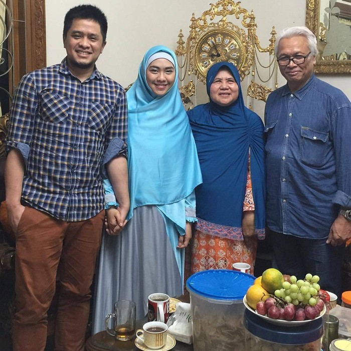 Sederhana Gaya Mamah Dedeh Saat Makan Nasi Kotak dan Buah