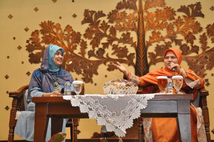 Sederhana Gaya Mamah Dedeh Saat Makan Nasi Kotak dan Buah