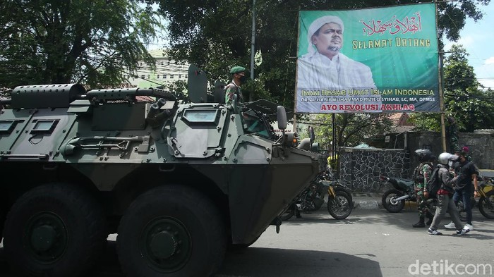 Bawa Panser Prajurit TNI Copot Spanduk Habib Rizieq Bawa Panser Prajurit TNI Copot Spanduk Habib Rizieq