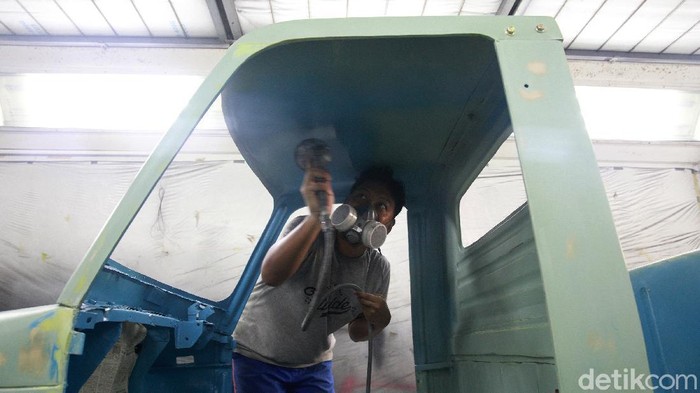 Melihat Restorasi Bemo, Kendaraan Jadul yang Melegenda