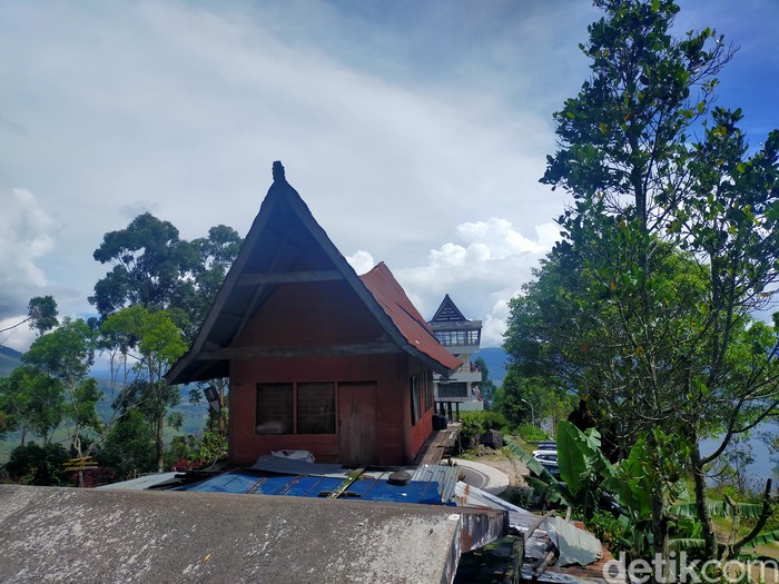 Foto: Pemandangan Cantik Danau Toba dari Menara Pandang Tele