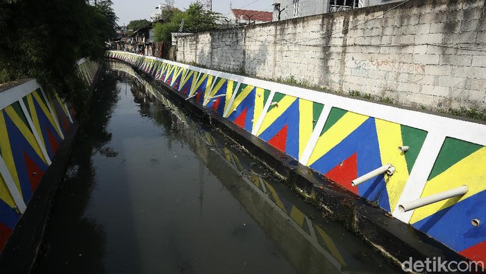 Warna-warni Dinding Kali Utan Kayu di Jakarta Timur