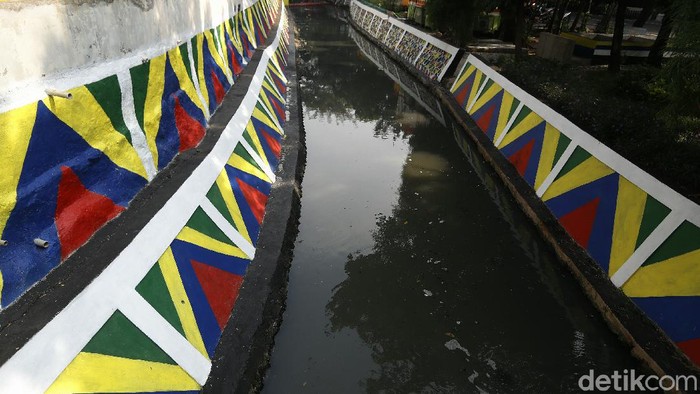 Warna-warni Dinding Kali Utan Kayu di Jakarta Timur