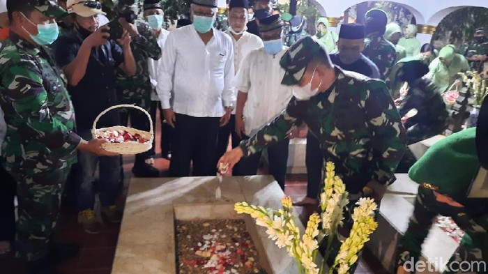 HUT Ke-71 Kodam Jaya, Mayjen Dudung Ziarah ke Makam Pangeran Jayakarta HUT Ke-71 Kodam Jaya, Mayjen Dudung Ziarah ke Makam Pangeran Jayakarta