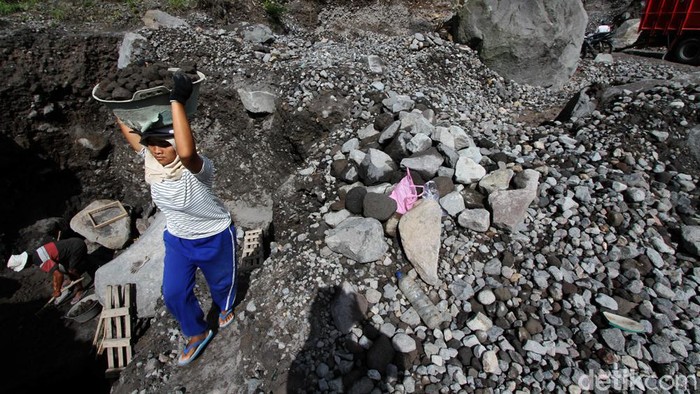 Penambang Merapi Keluhkan Pasir yang Mulai Berkurang