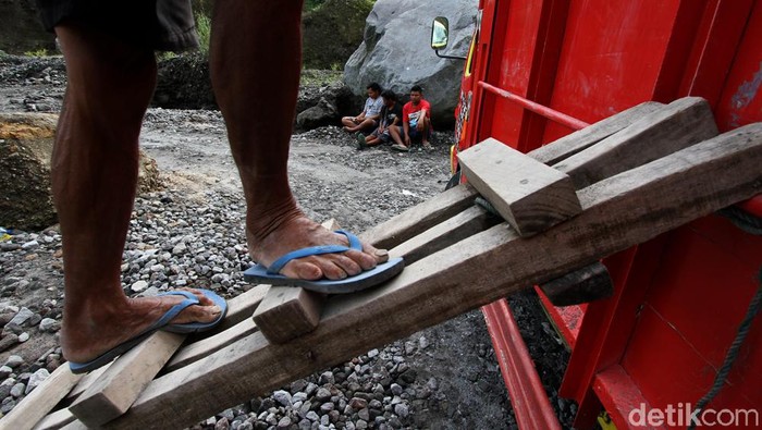 Penambang Merapi Keluhkan Pasir yang Mulai Berkurang