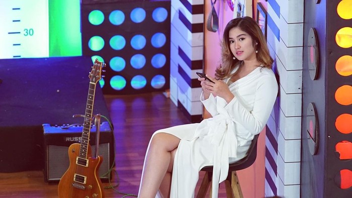 10 Potret Cantik Ochi Rosdiana, Bikin Tersipu!