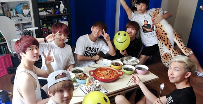 Begini Nih Kekompakan Member BTS Saat Makan Bareng