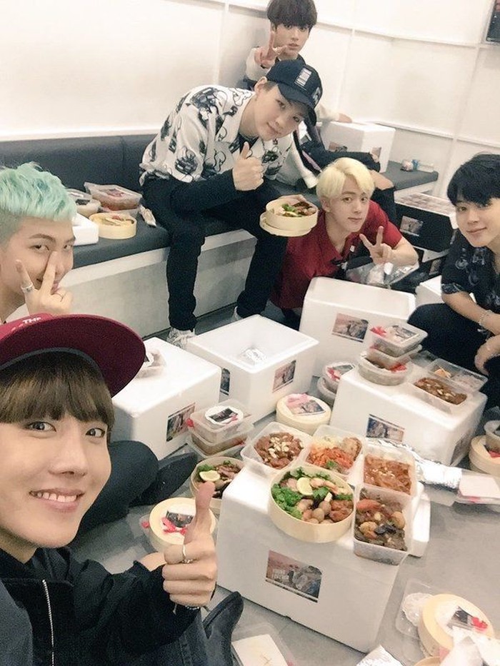 Begini Nih Kekompakan Member BTS Saat Makan Bareng
