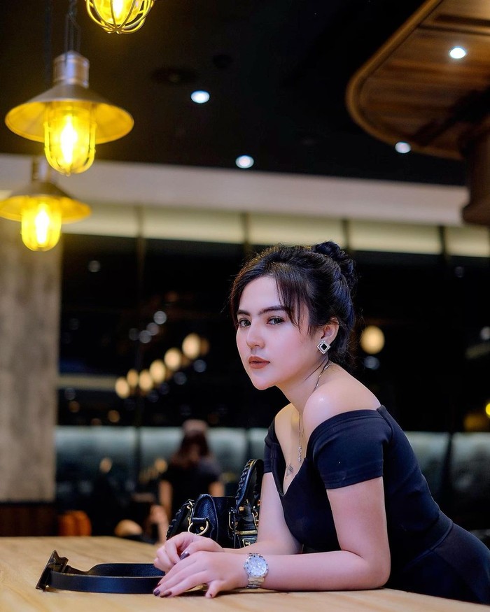 Pose Seksi Mareta Angel saat Makan di Restoran Mewah