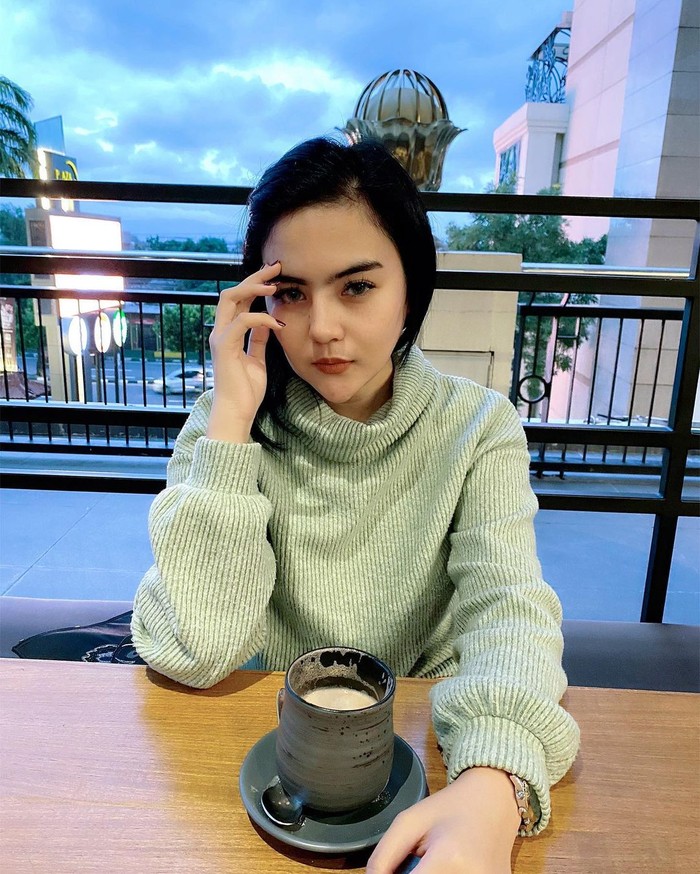 Pose Seksi Mareta Angel saat Makan di Restoran Mewah