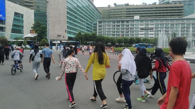DKI PSBB Transisi, Bundaran HI Masih Dipadati Warga Olahraga Pagi Ini DKI PSBB Transisi, Bundaran HI Masih Dipadati Warga Olahraga Pagi Ini