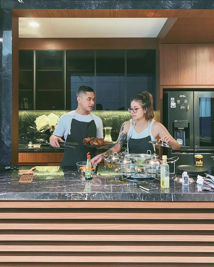 Romantisnya Awkarin dan Sabian Tama saat Masak Berdua