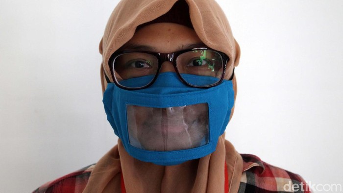Melihat Produksi Masker Transparan untuk Tuna Rungu