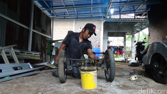 Potret Inspiratif Kang Jimin, Ikhlas Bikin Motor Roda Tiga untuk Difabel