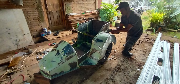 Potret Inspiratif Kang Jimin, Ikhlas Bikin Motor Roda Tiga untuk Difabel