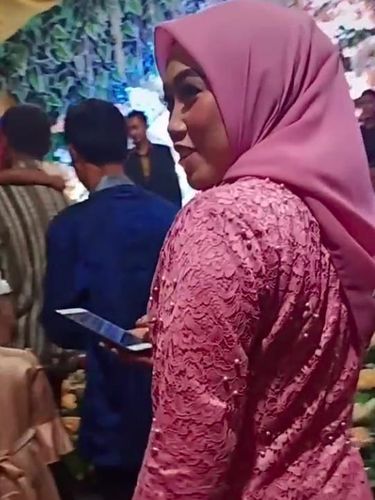 Baru Sebulan Cerai, Viral Ketegaran Wanita Kondangan ke Nikahan Mantan ... Baru Sebulan Cerai, Viral Ketegaran Wanita Kondangan ke Nikahan Mantan ...