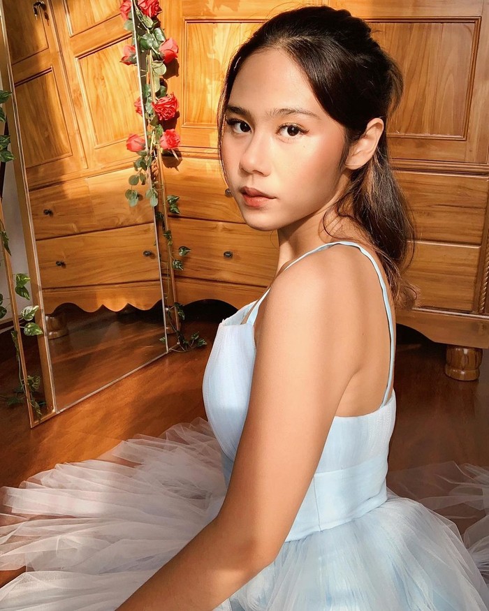 10 Potret Manis Nadin Amizah yang Mendadak Trending