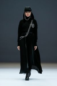 10 Koleksi Busana Jenahara yang Serba Monokrom di Jakarta Fashion Week 2021