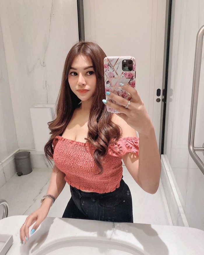 7 Potret Resty Novita yang Pernah Beri Tips Malam Jumat Buat Pria