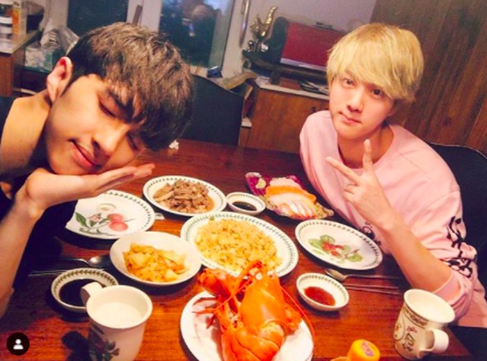 Jin BTS Ulang Tahun ke-29, Ini Momennya Makan Pasta dan Fried Chicken