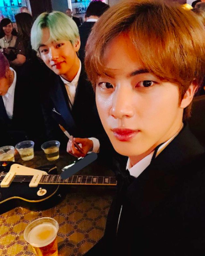 Jin BTS Ulang Tahun ke-29, Ini Momennya Makan Pasta dan Fried Chicken