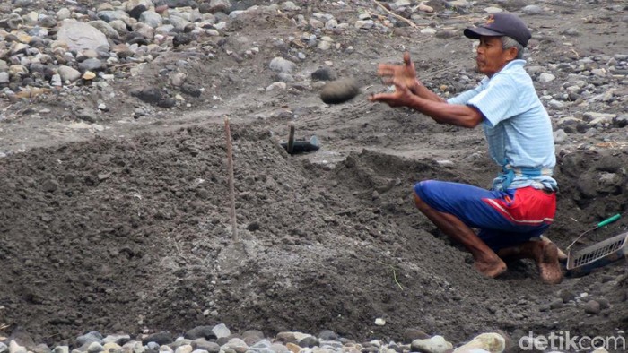 Menambang Pasir di Tengah Ancaman Erupsi Merapi