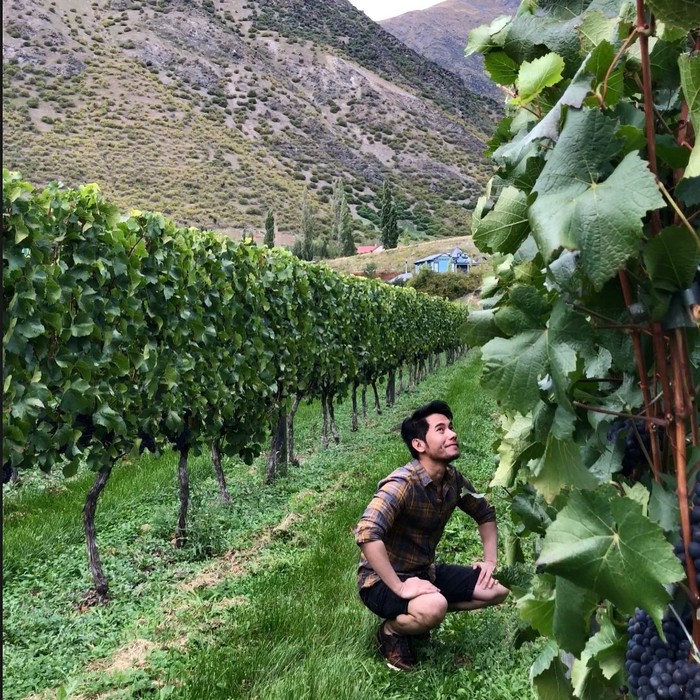 Gantengnya Joshua March, Penyanyi Keren yang Hobi Ngopi