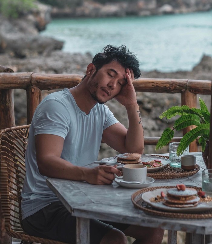 Gantengnya Joshua March, Penyanyi Keren yang Hobi Ngopi