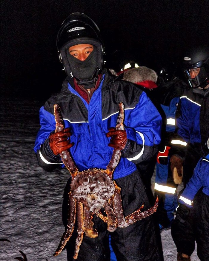 Gantengnya Joshua March, Penyanyi Keren yang Hobi Ngopi