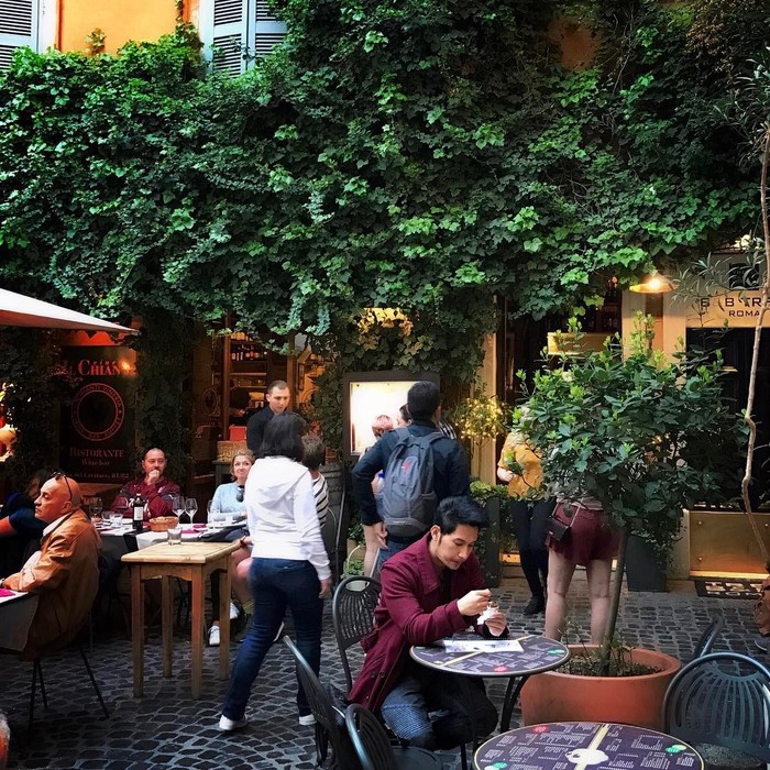 Gantengnya Joshua March, Penyanyi Keren yang Hobi Ngopi