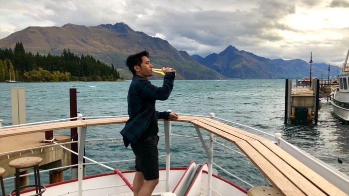 Gantengnya Joshua March, Penyanyi Keren yang Hobi Ngopi