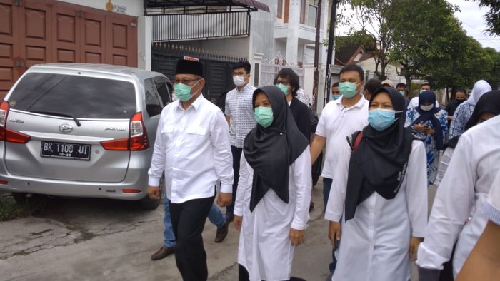 Berbaju Putih, Cawalkot Medan Akhyar Nyoblos di TPS Bareng Keluarga Berbaju Putih, Cawalkot Medan Akhyar Nyoblos di TPS Bareng Keluarga
