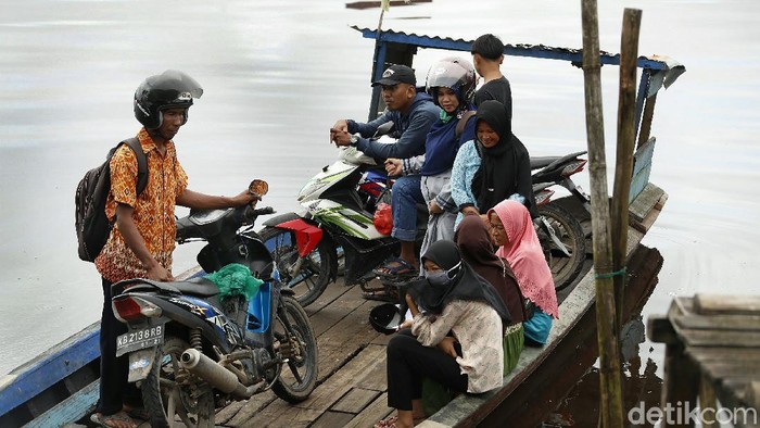 Begini Sensasi Naik Perahu Rakit Seberangi Sungai Sambas
