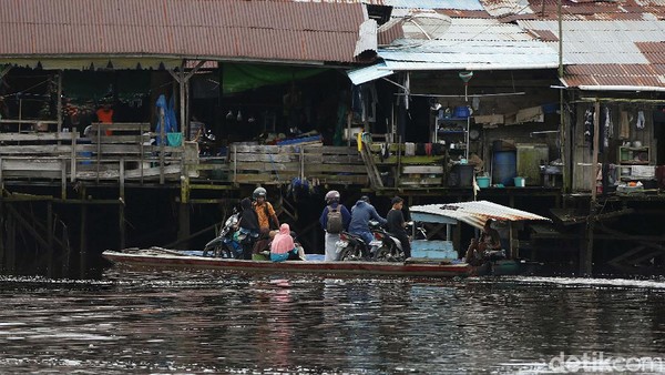 Begini Sensasi Naik Perahu Rakit Seberangi Sungai Sambas