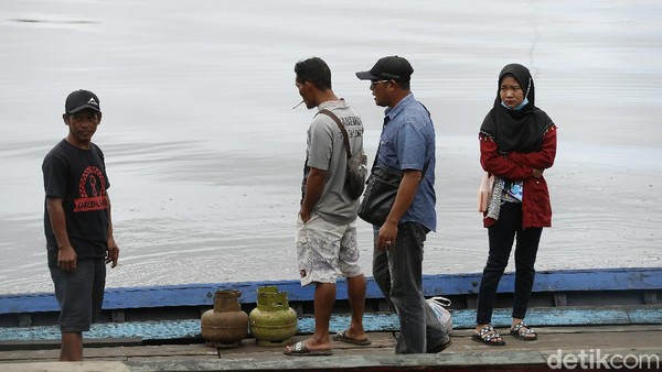 Begini Sensasi Naik Perahu Rakit Seberangi Sungai Sambas