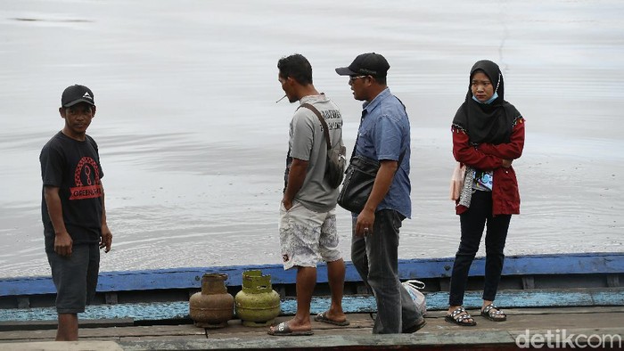 Begini Sensasi Naik Perahu Rakit Seberangi Sungai Sambas