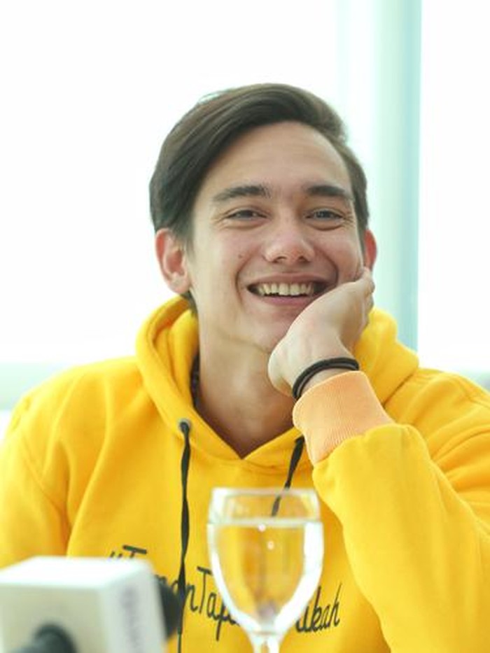Pose Keren Adipati Dolken saat Kulineran di Restoran