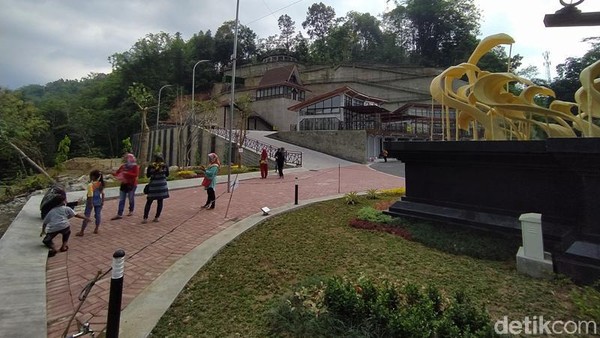 Potret Gerbang Kapal Samudra Raksa Menuju Candi Borobudur