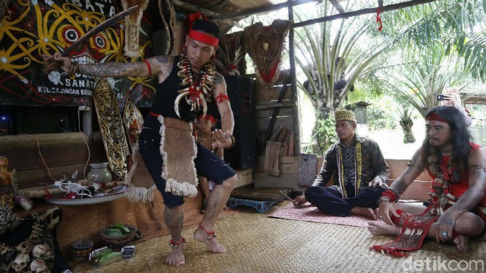 Melihat Lebih Dekat Kehidupan Suku Dayak di Perbatasan RI-Malaysia